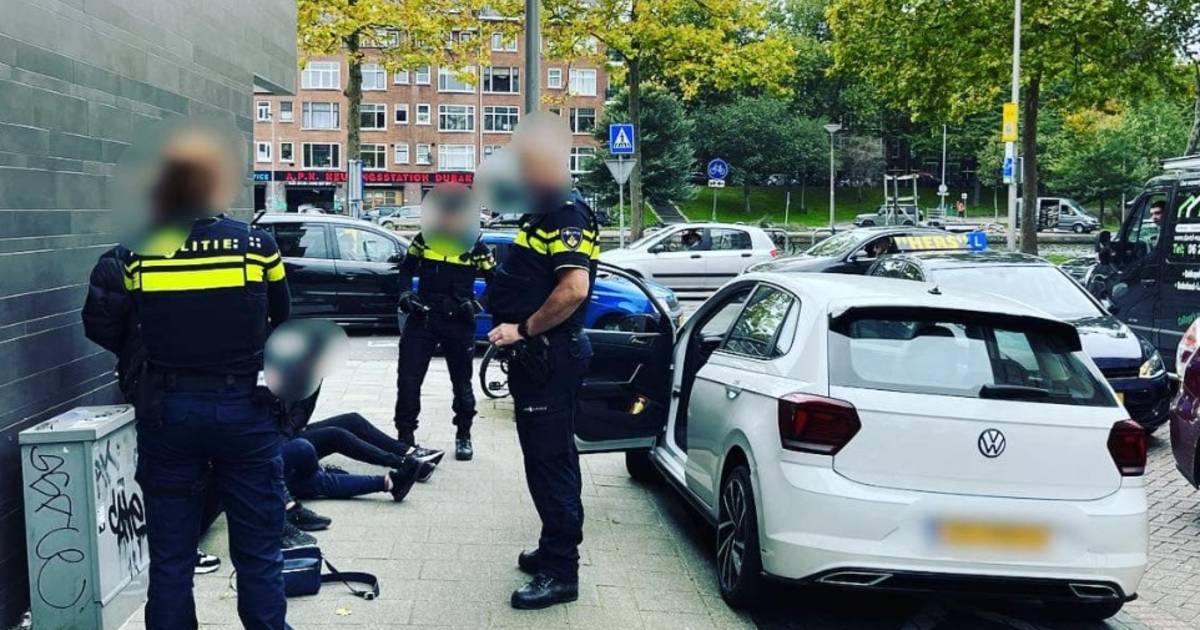 Politie grijpt bellende bestuurder en vindt blok met coke in de auto ...