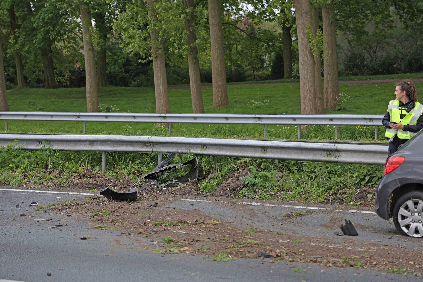 Auto krijgt klapband, bestuurder verliest controle op de A59 | Foto | bd.nl