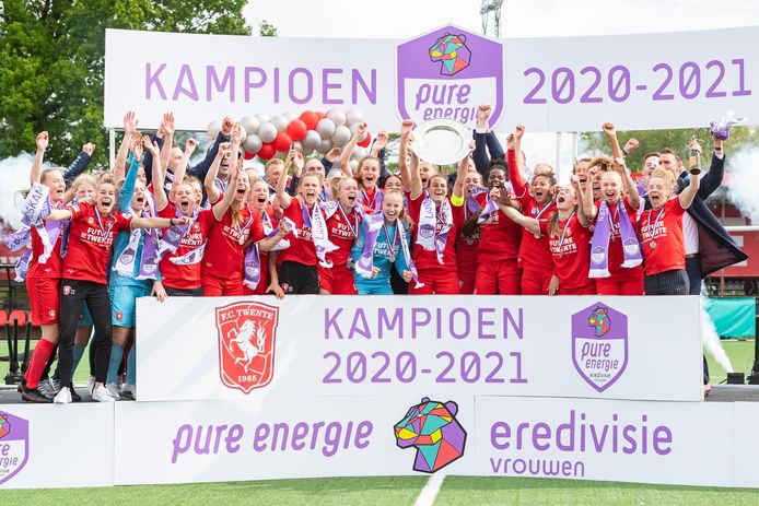 Van de eerste schaaluitreiking tot en met de negende voor recordkampioen FC Twente Vrouwen: hier ...