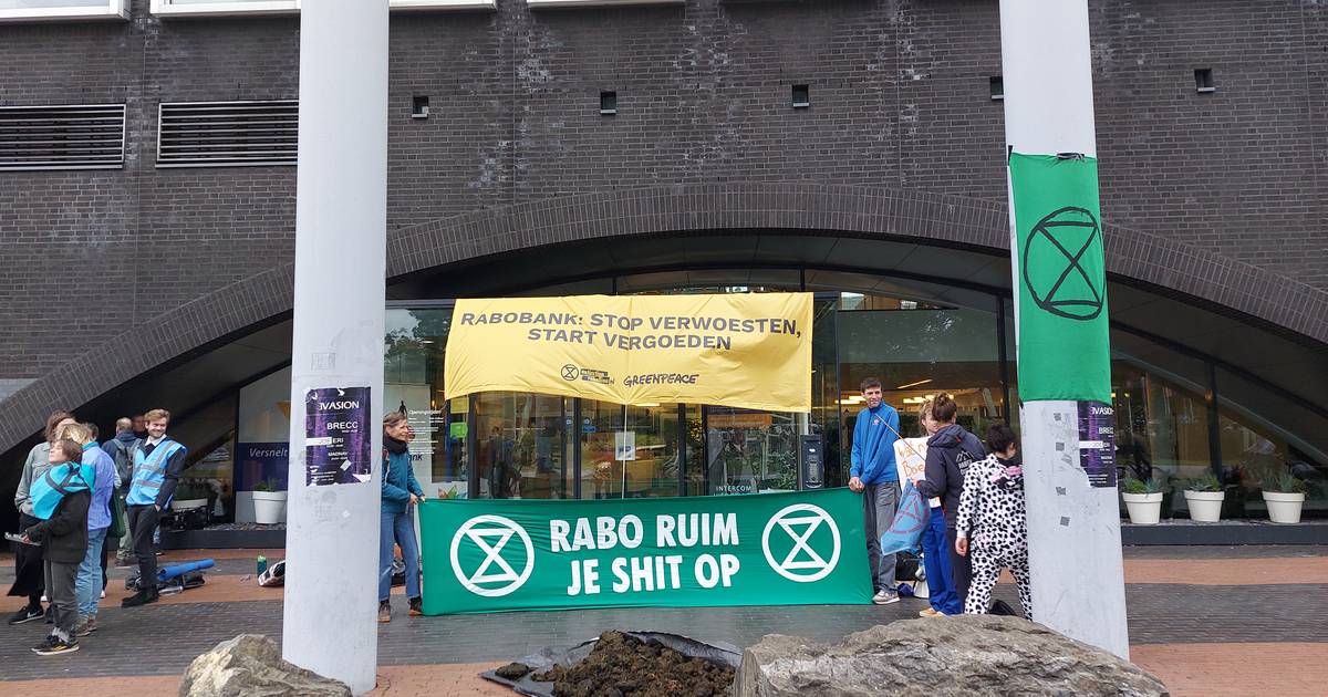 Protest van Extinction Rebellion bij Nijmeegse Rabobank te zien en te ...