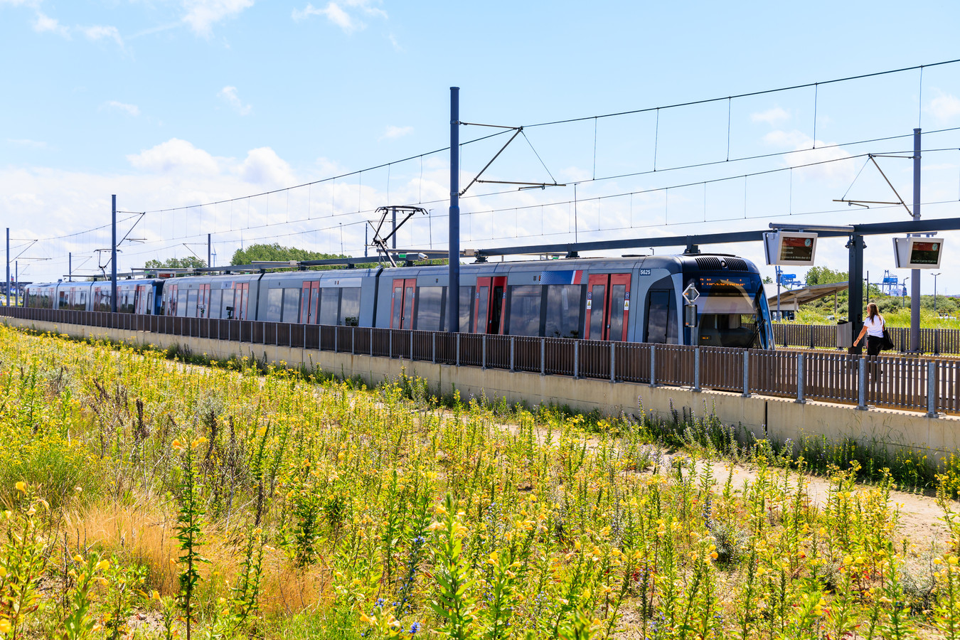 Politie zet volle metro op weg naar strand stil vanwege 'heftige ...