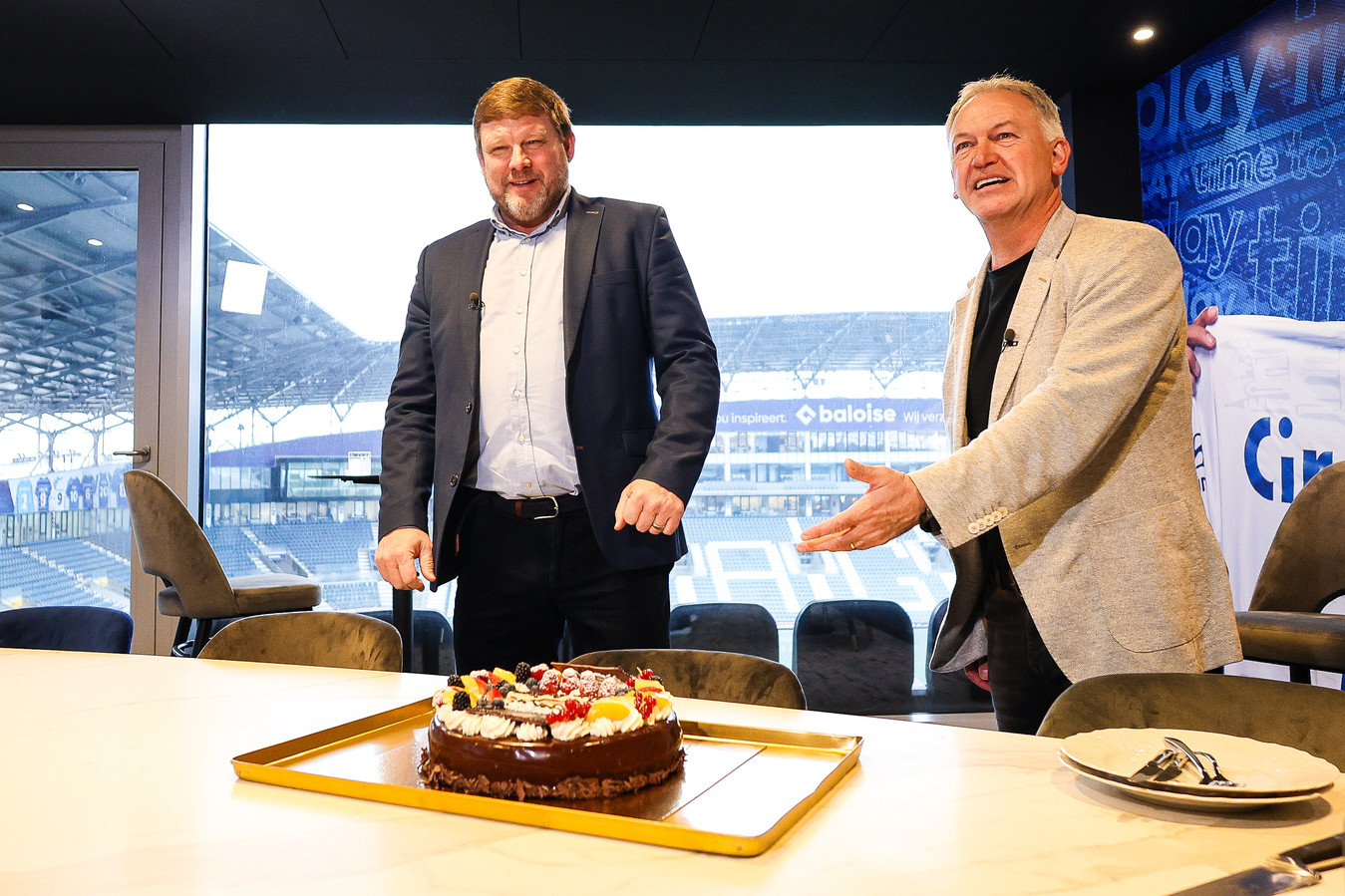 Marc Degryse trakteert jarige Hein Vanhaezebrouck op taart én een ... Marc Degryse trakteert jarige Hein Vanhaezebrouck op taart én een ...