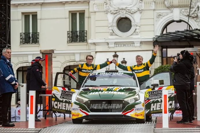 Ondanks zijn jonge leeftijd is Willem al een ervaren rally-navigator ...