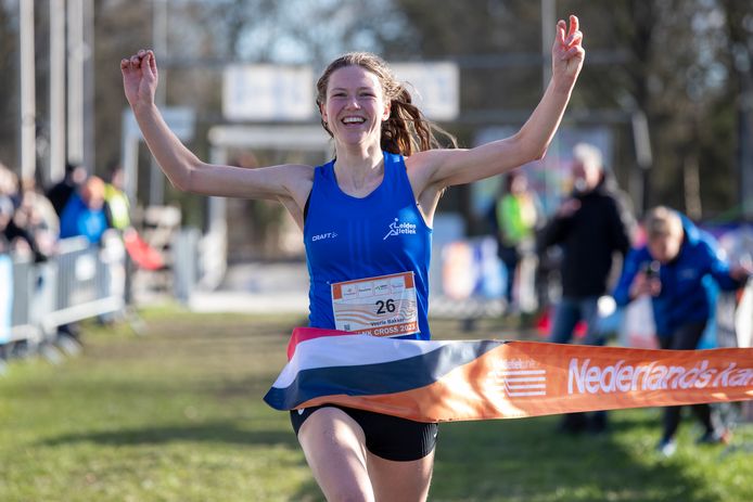 Na ‘krakende stem en veel gehoest’ wint Veerle Bakker toch het NK cross ...