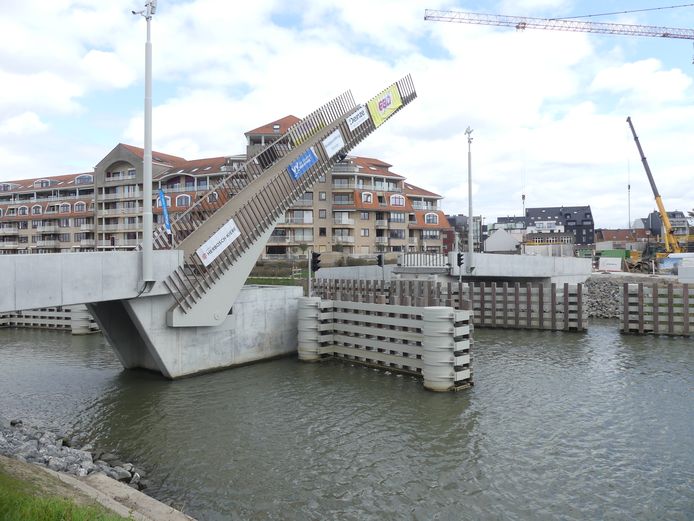 Eerste wandelaars en fietsers verkennen Brielpoortbrug | Deinze | hln.be