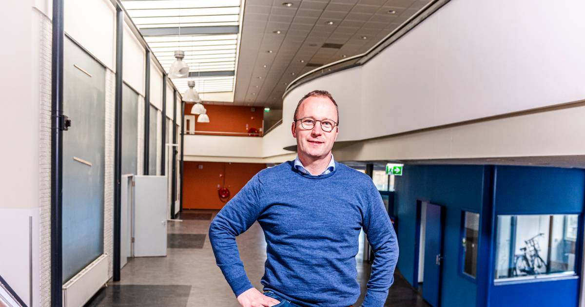 Barry (42) heeft grootse plannen met dit verlaten schoolgebouw ...