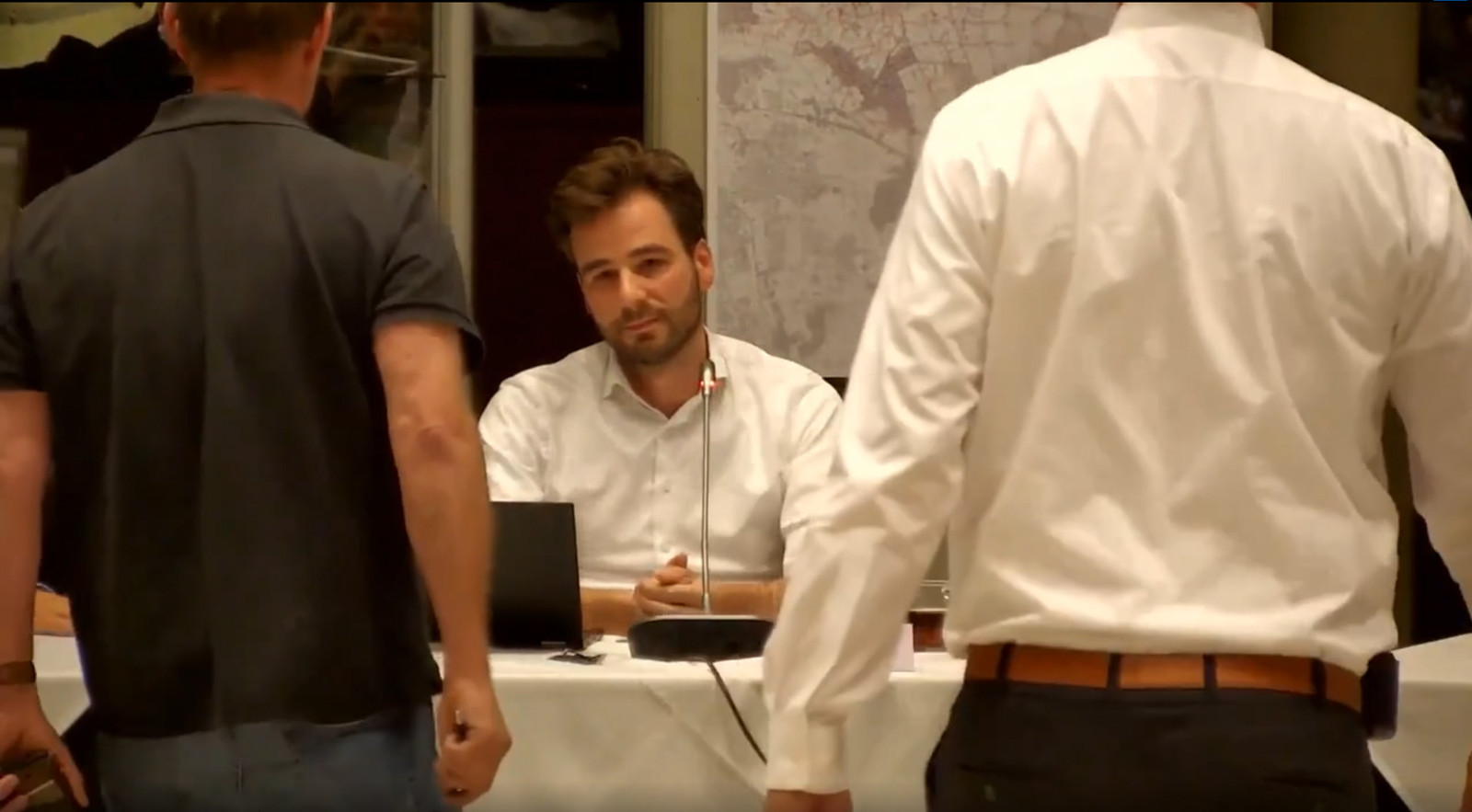 Mark verkocht zijn autobedrijf aan de gemeente Deurne en toen ging ...