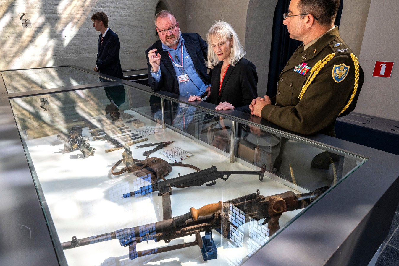 Oorlogsexpositie ‘Out of Ammo’ in Walburgiskerk legt de link met rol ...