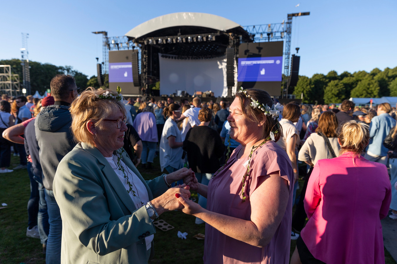 Anouk geeft ja-woord onder een boog van witte rozen voor ogen ...