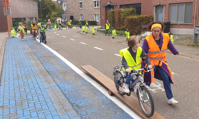Leerlingen Gebo rijden fietsparcours op straat: “Belang van ...