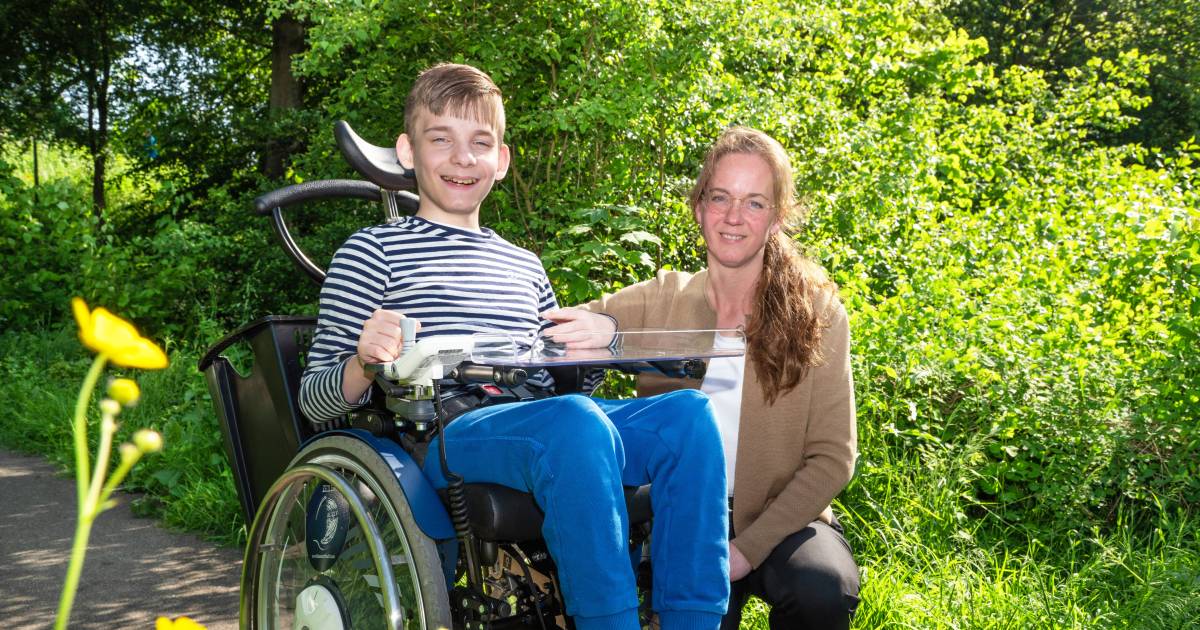 Gehandicapte Thomas moet met de taxi helemaal naar school in Rotterdam ...