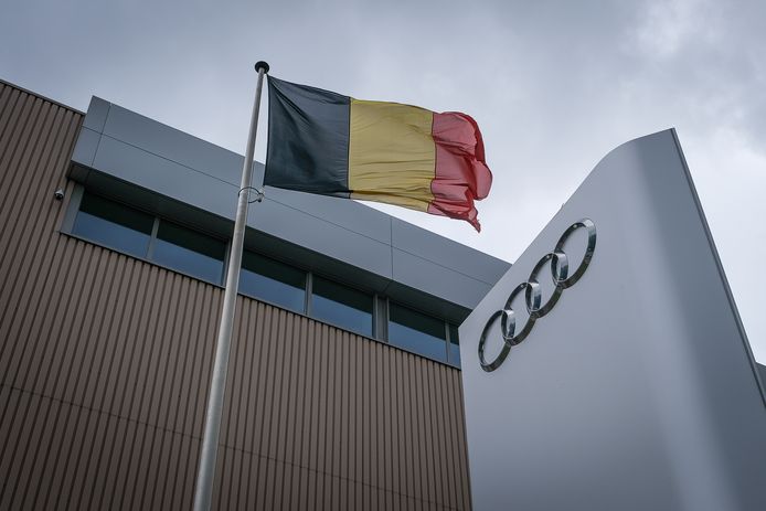 Medewerkers staan plots voor gesloten deuren van Audi-fabriek in Vorst ...