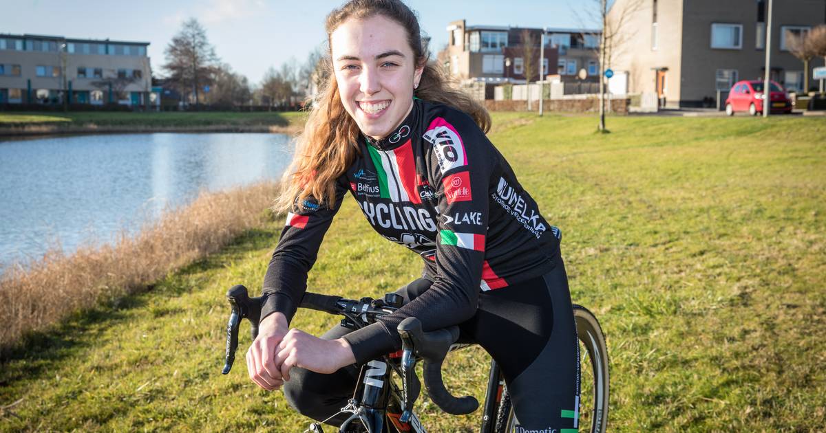 Shirin van Anrooij rijdt in laatste veldrit solo naar de overwinning ...