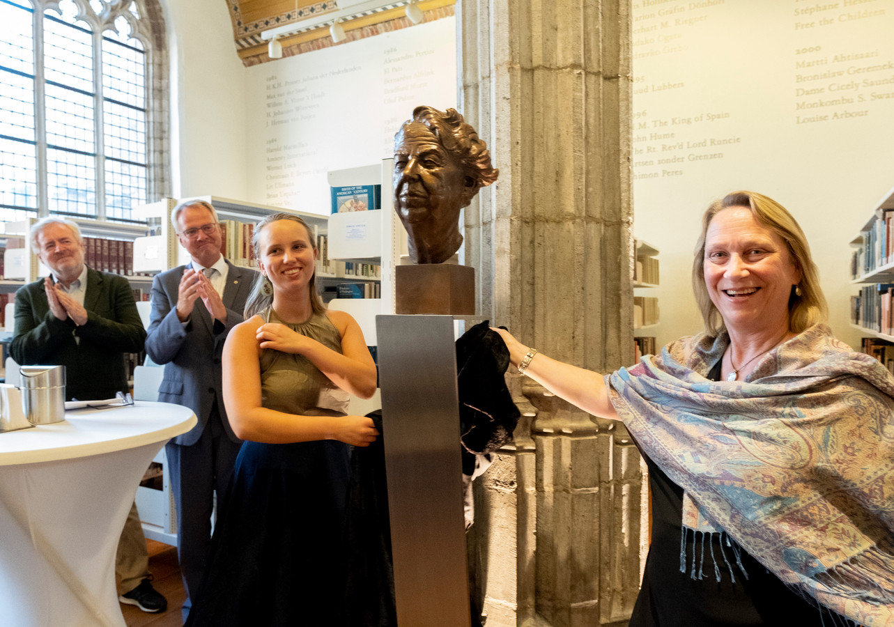 Borstbeeld herenigt Roosevelts in Middelburg | Foto | AD.nl