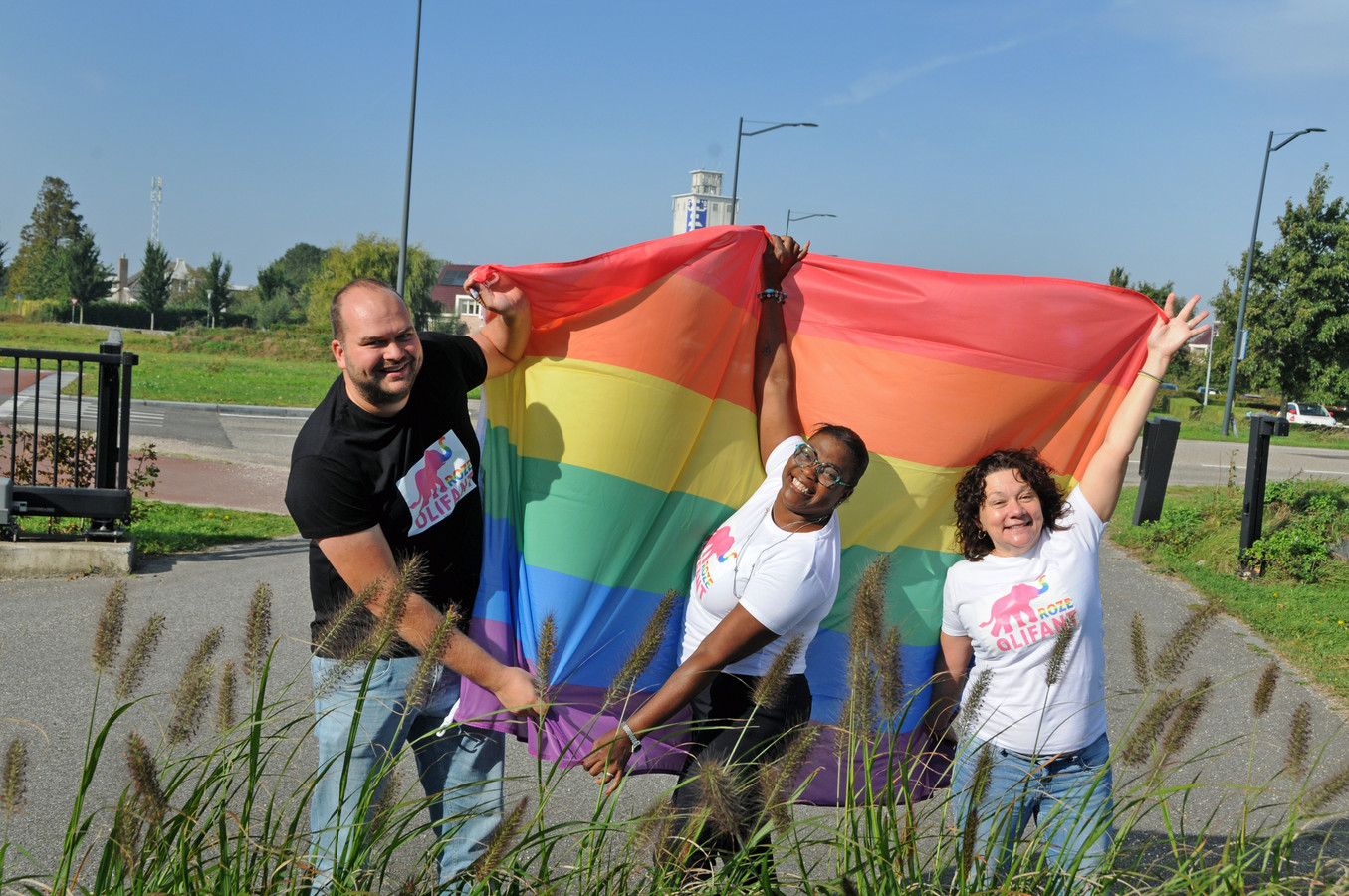 De regenboogvlag komt in Zierikzee eindelijk uit de kast; na 7 jaar is ...