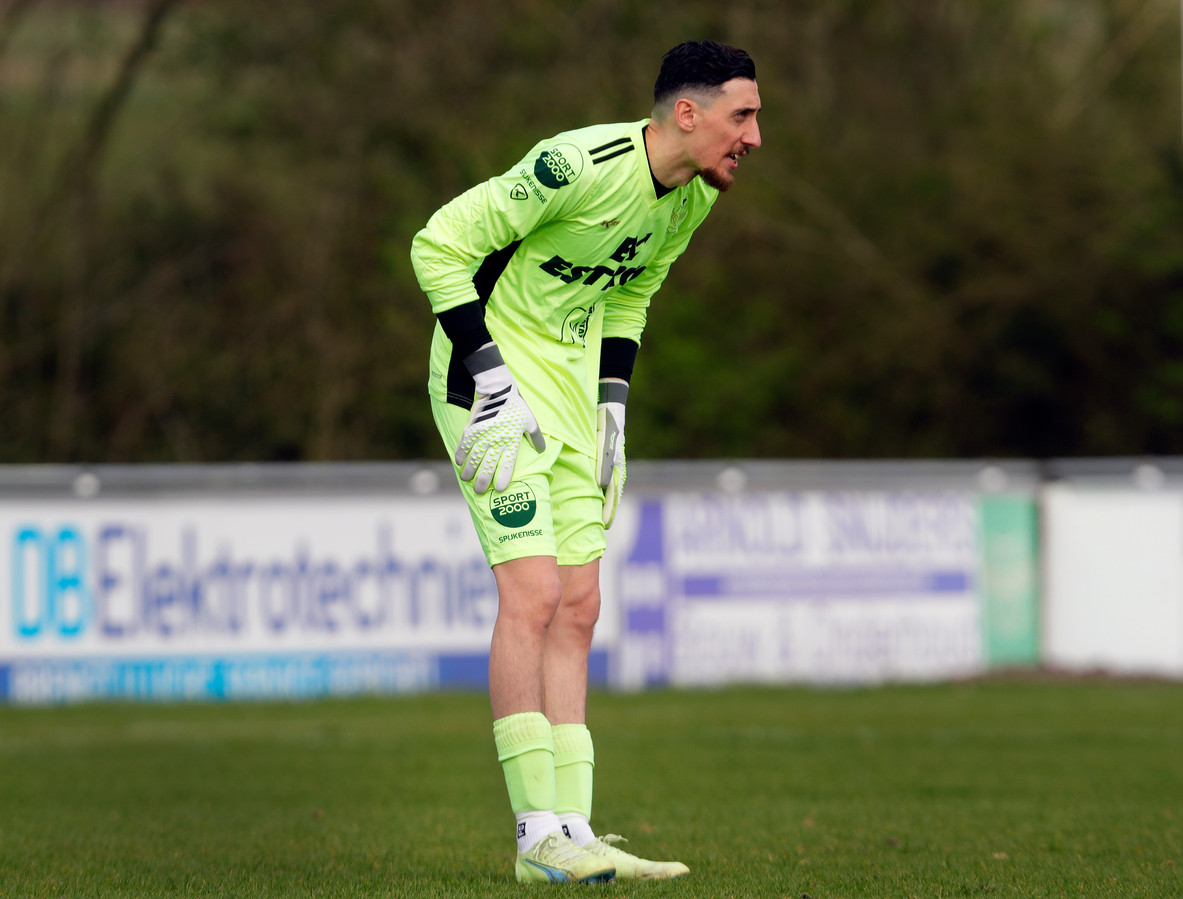 De muur van Spijkenisse: hoe Ragip Özrak van straatvoetballer uitgroeit ...