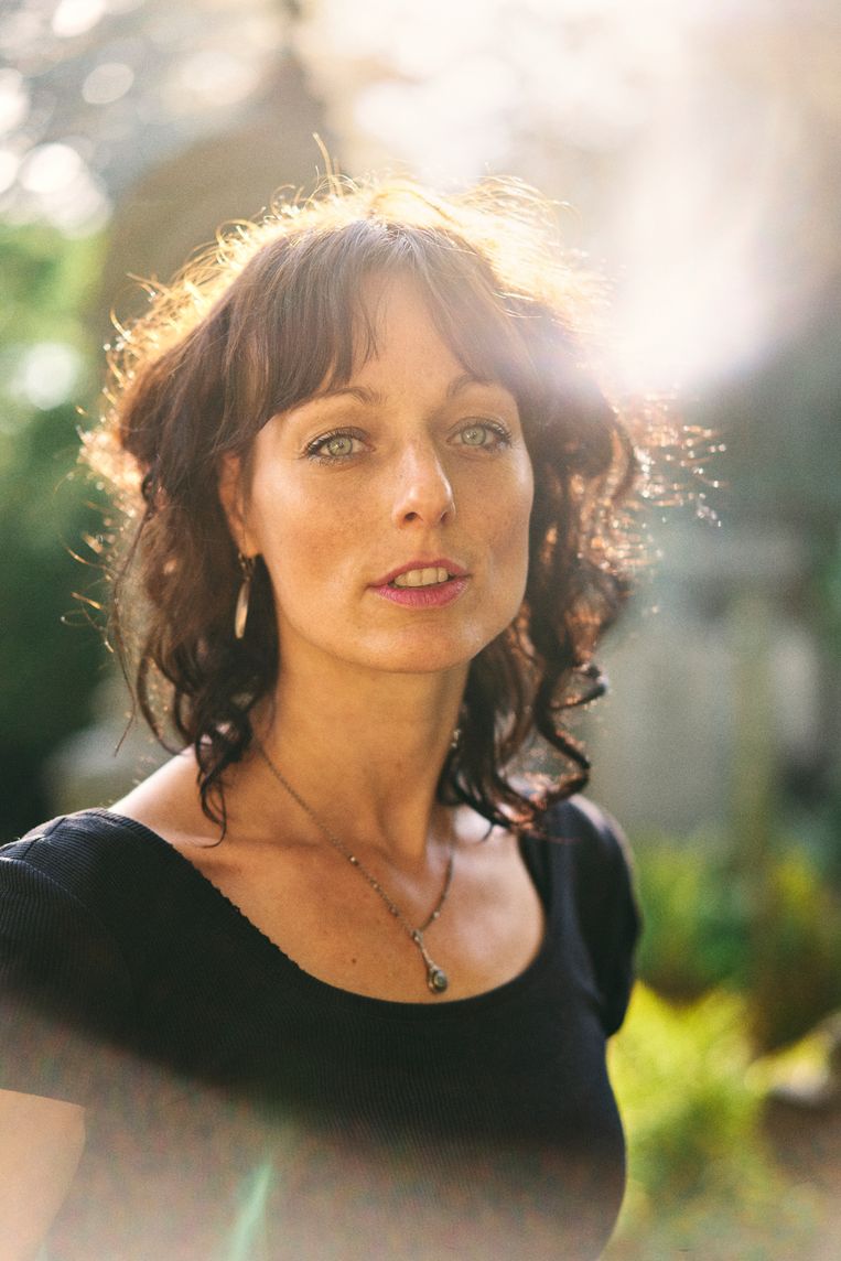 Lara Taveirne: “Ik heb me lang diep geschaamd voor het West-Vlaams. Nu ...