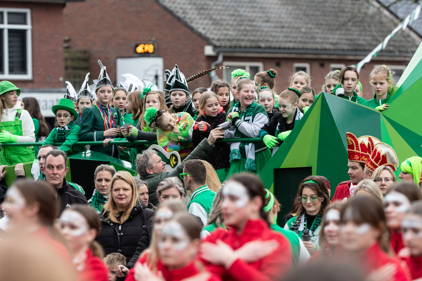 In Silvolde kiezen ze het ruime sop met de carnavalsoptocht | Foto ...