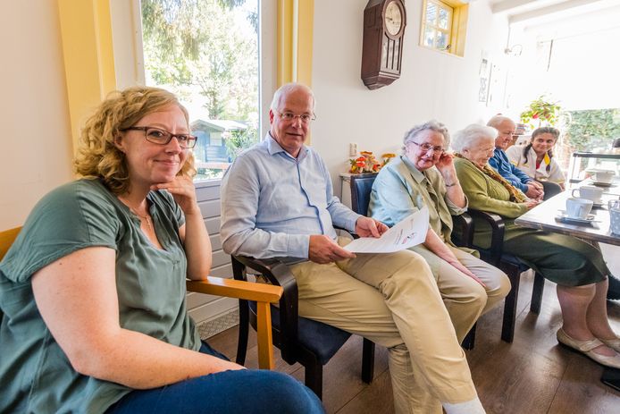 Astrid schrijft verhalen om dementerende mensen weer een herinnering te ...