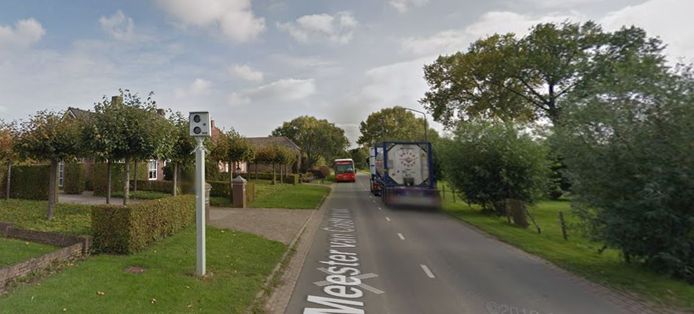 Gevreesde flitspaal doorgezaagd en omvergetrokken, deel Lith mist 'm toch | Oss | AD.nl