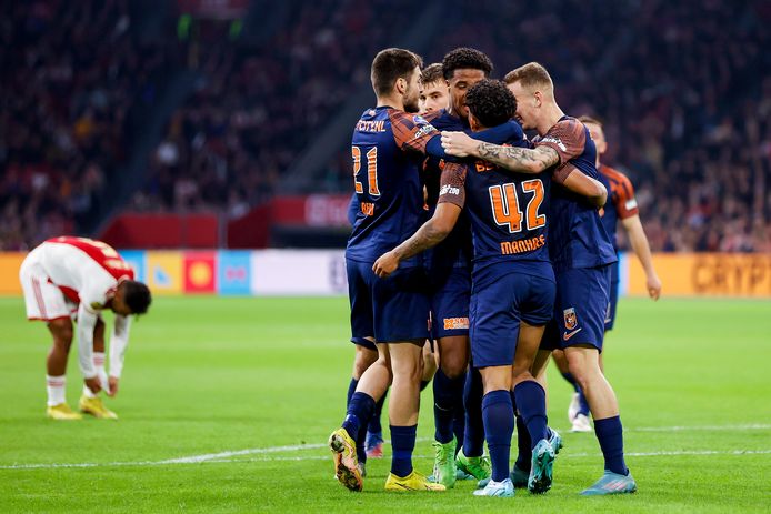 Vitesse legt Schreuder op hakblok: Million Manhoef zorgt als ...