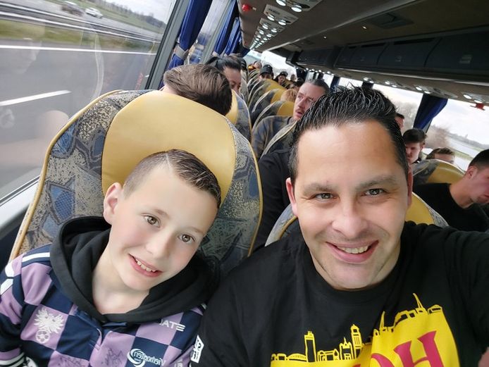 Ronald (47) steunt Go Ahead Eagles samen met Roan (11): ‘Een echt vader ...