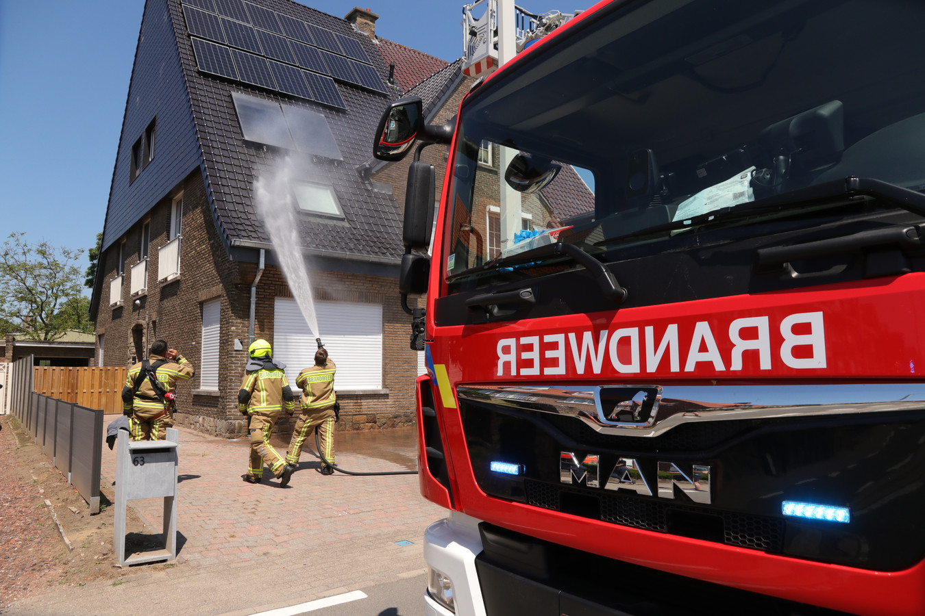 Brandweer moet ... zonnepanelen blussen die oververhit geraken | Foto ...