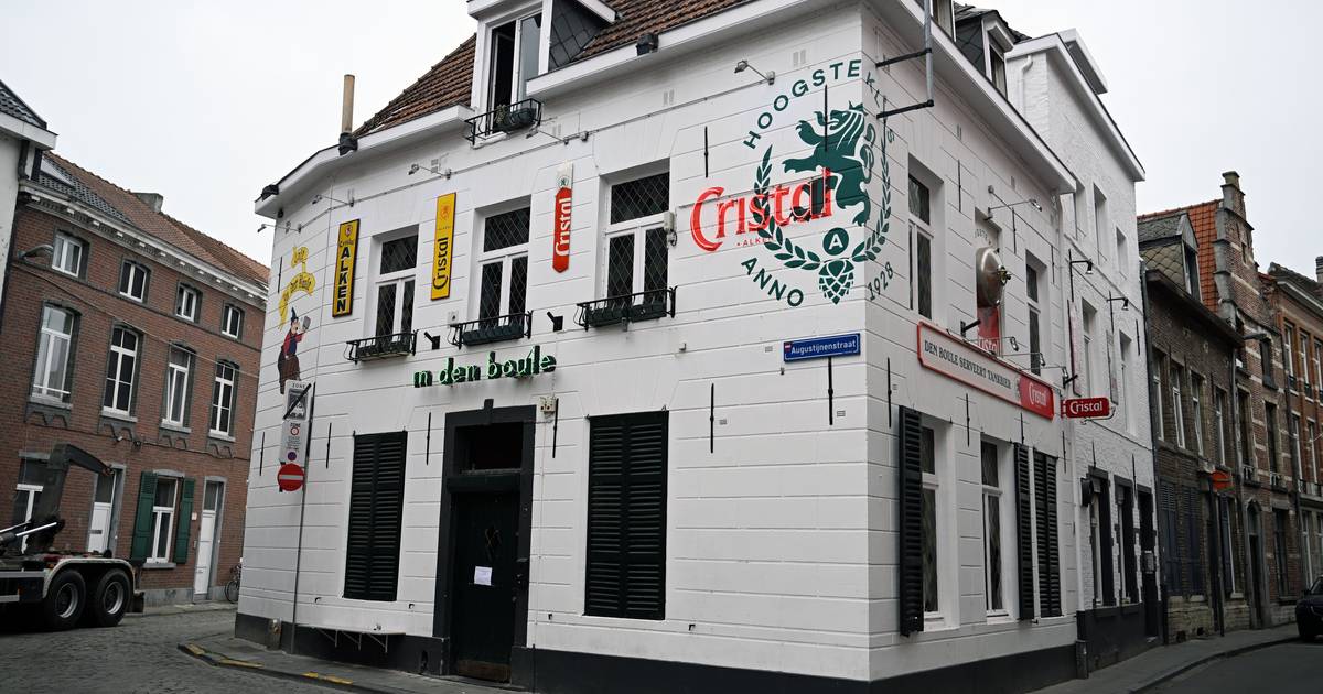 Vandaal verbrijzelt raam van café ‘In den Boule’, de vroegere ...