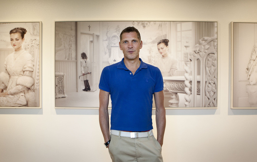 Kiss-in Erwin Olaf goed voor 100 kussende mensen | Foto | AD.nl