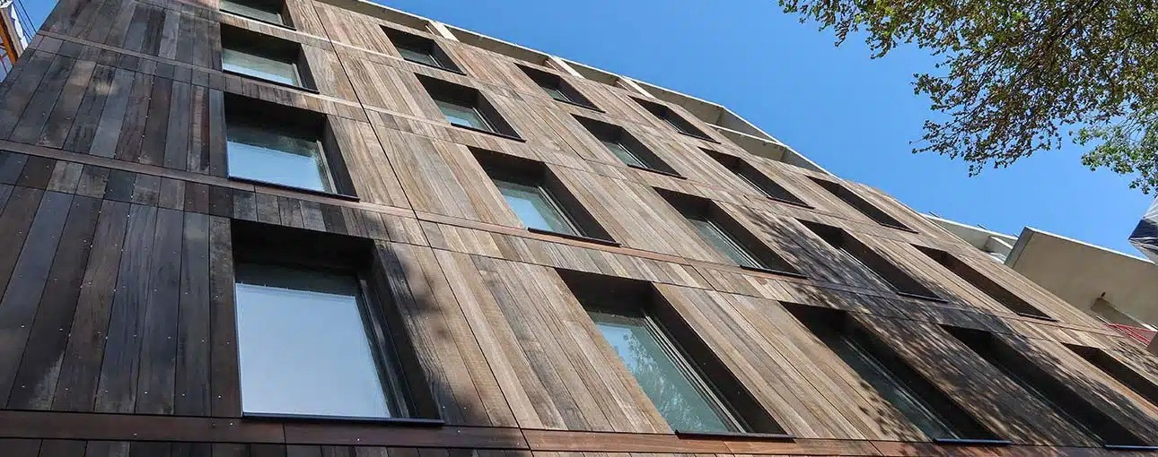 Houten damwanden uit Markkanaal krijgen tweede leven op gevel ...