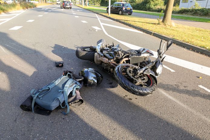 Inhaalpoging gaat mis: motorrijder botst hard tegen uitwijkend busje | 112 nieuws Eindhoven | ed.nl