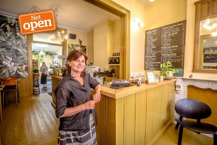 NET OPEN. Frieda (60) tovert bekende koffiebar Li O Lait om tot Coffee ...