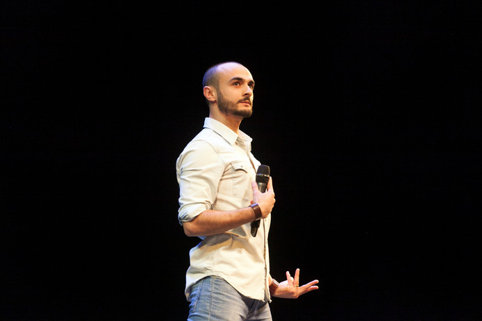 Farbod Moghaddam is winnaar van Leids Cabaret Festival | Show | AD.nl