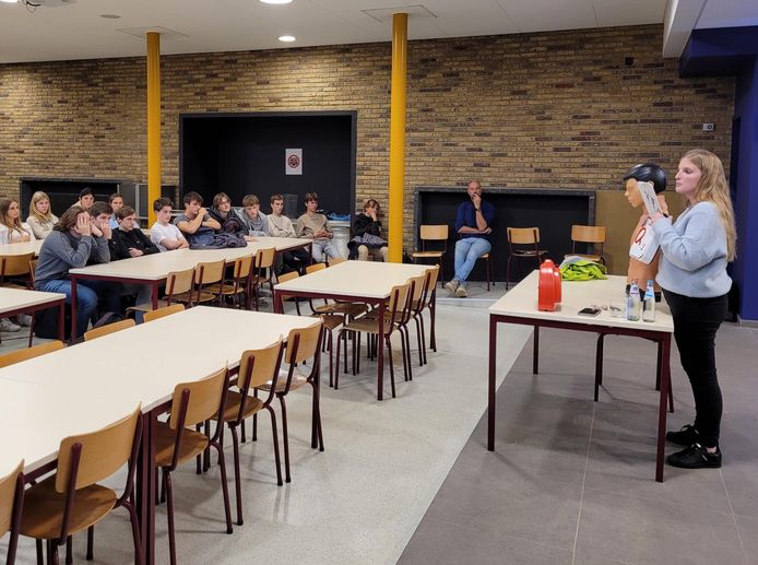 Regina Pacis huldigt nieuw AED-toestel in | Tielt | hln.be