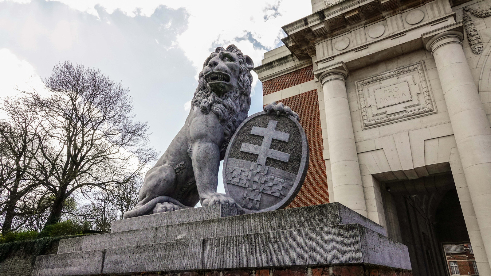 Iconische Menenpoort in Ieper gaat twee jaar in de steigers: “Last Post ...