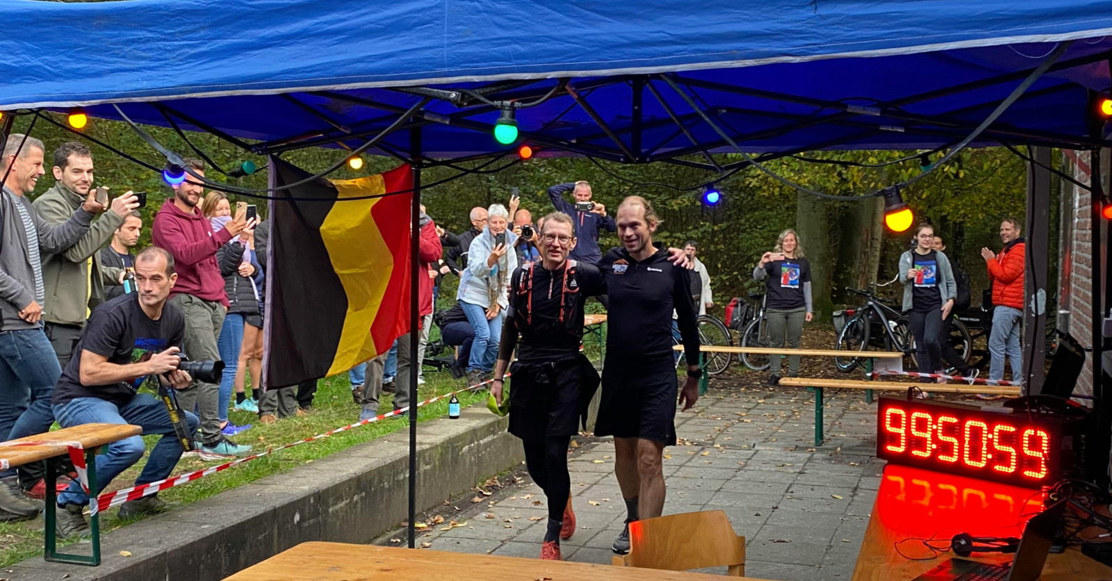 Twee Belgen verpulveren wereldrecord en stoppen ermee na 677 kilometer ...