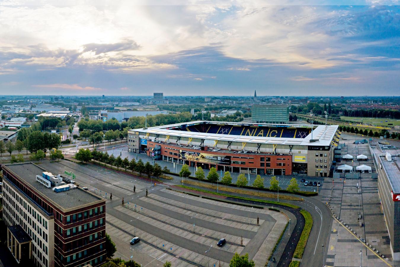 Aantal fietsenrekken bij NAC-stadion uitgebreid: ‘Je fiets veilig ...