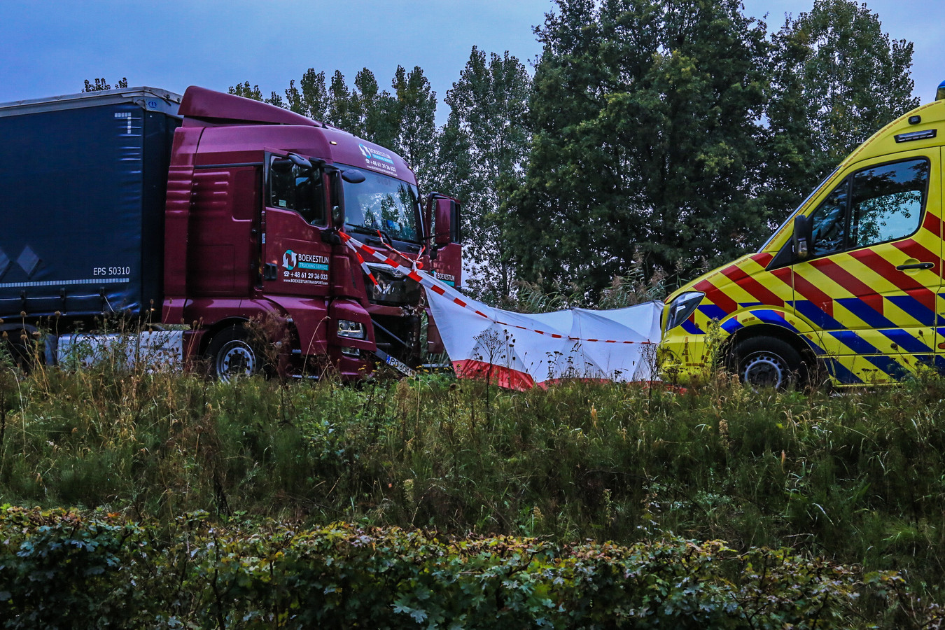 Motorrijder overlijdt bij frontale botsing met vrachtwagen op N279 bij Veghel | Foto | bd.nl