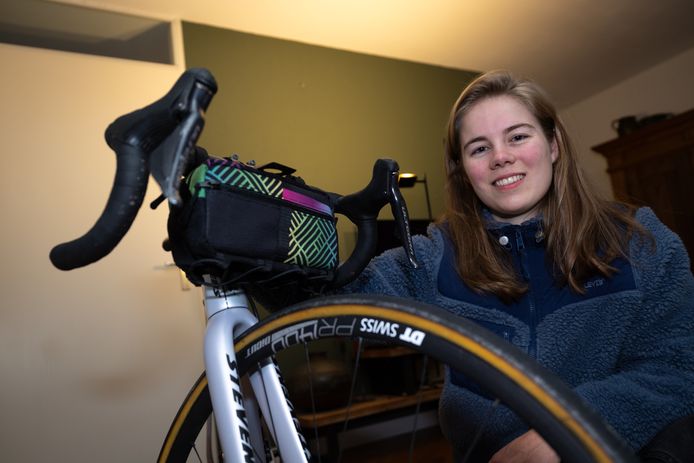 Maaike (25) stopt met wielrennen, maar blijft met haar stuurtasjes en ...