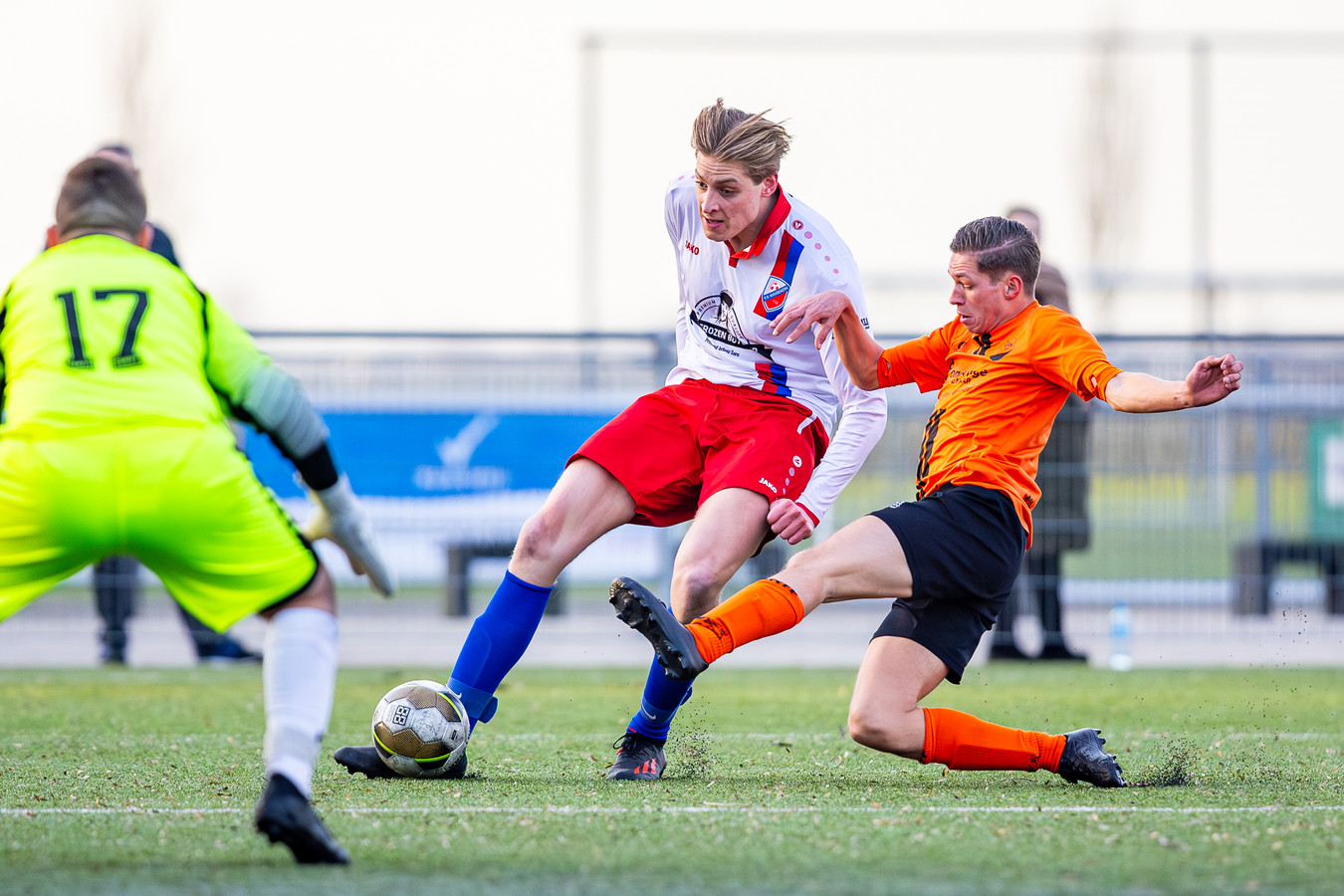 Veldspeler moet keepen, doelpuntenfestijn bij Floreant en dit gebeurde ...