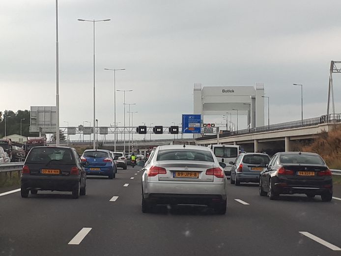 Grote drukte voor Hartelbrug door afsluiting Spijkenisserbrug, verkeer ...