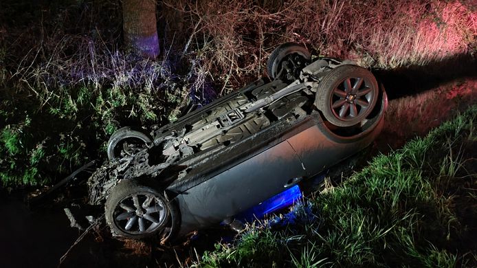 Twee jonge automobilisten halen nat pak als auto te water raakt in ...