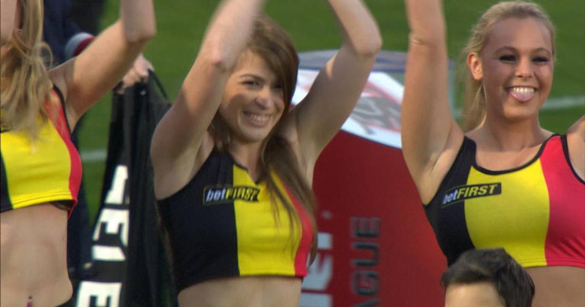 Knappe dames helpen spelers Standard en Kortrijk handje | Jupiler Pro ...