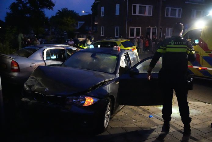 Auto rijdt met hoge snelheid tegen stilstaande auto: één gewonde ...