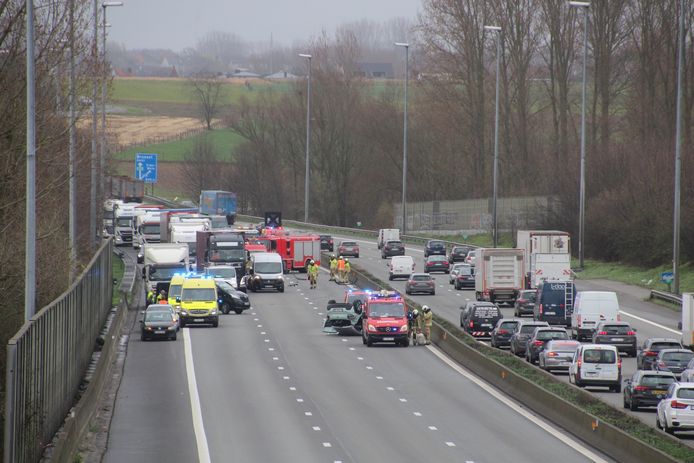 VIDEO Bestuurder krijgt epilepsie-aanval: wagen over de kop op E40 in ...