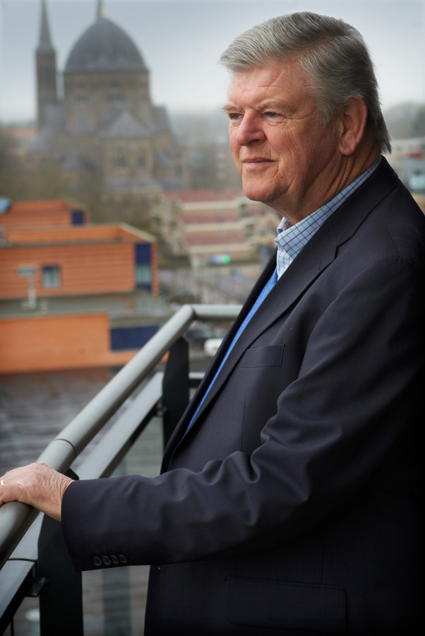 Theo Meijer, kamerlid en voorzitter enquêtecommissie Bijlmerramp, en ...