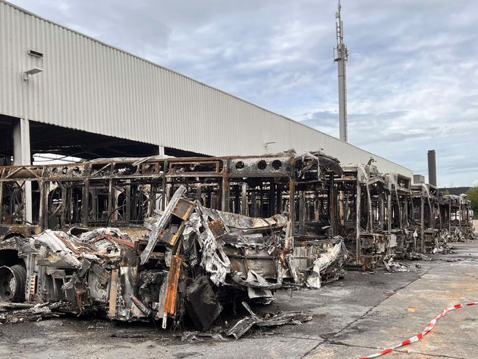 Uitslaande brand multiobus blijkt accidenteel | Tienen | hln.be