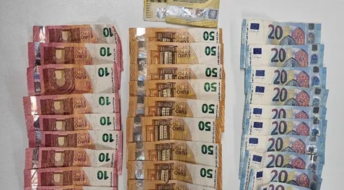 1200 euro contant en 13 bolletjes op zak: man (30) opgepakt in ...