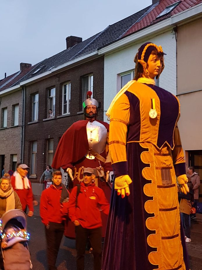 Reuzen en Ros Beiaard paraderen met verlichte wagens door Duffel ...