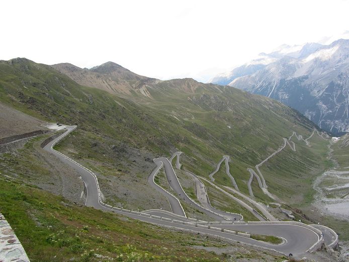 Stelviopas: 27,5 kilometer, 1871 meter hoog en liefst 48 ...